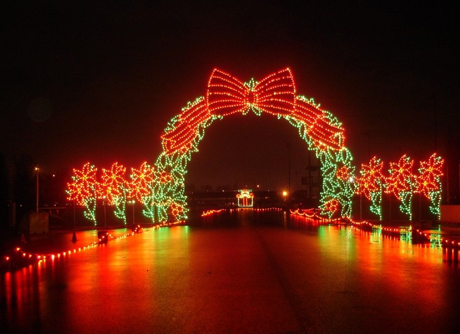 10 Christmas Light Displays in the US | Family Vacations U.S
